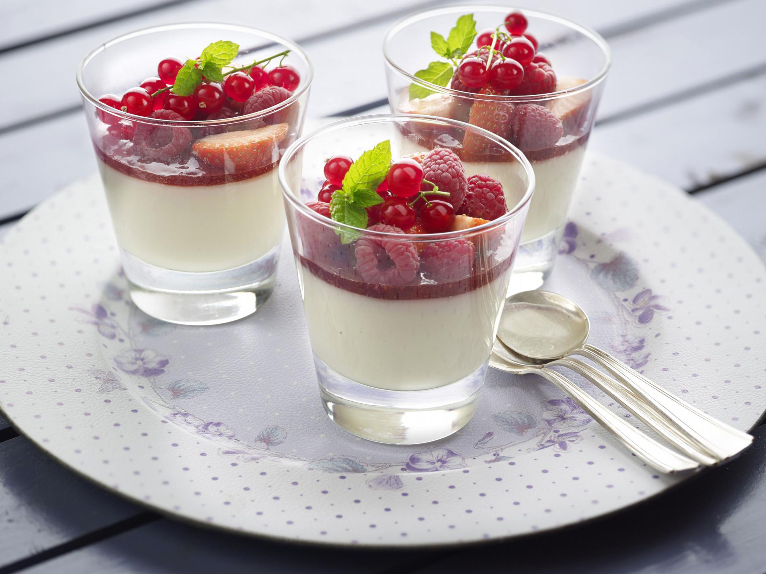 Postre De Crema Y Frutos Rojos