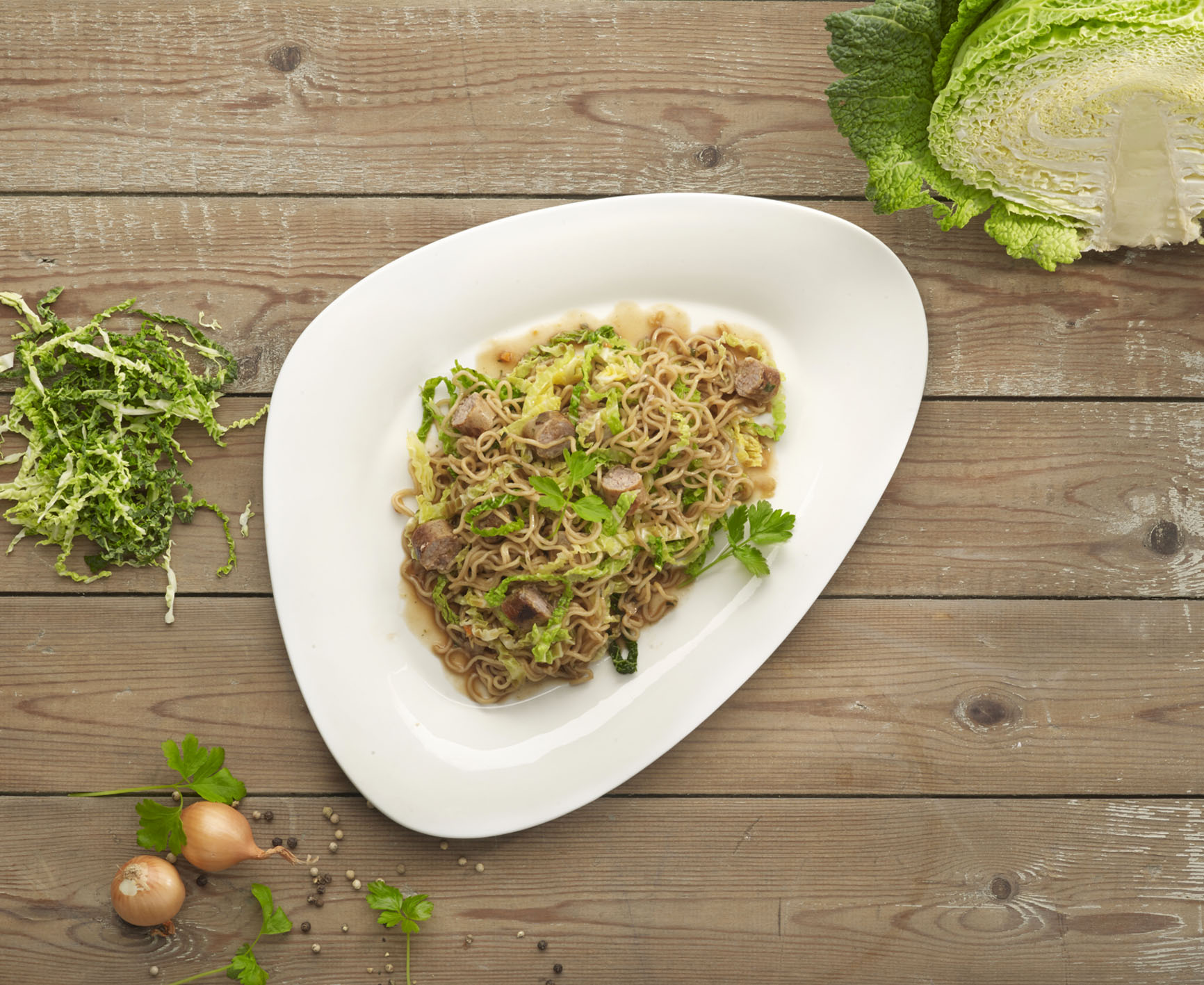 Noodles con col y salchichas | Nestlé Cocina