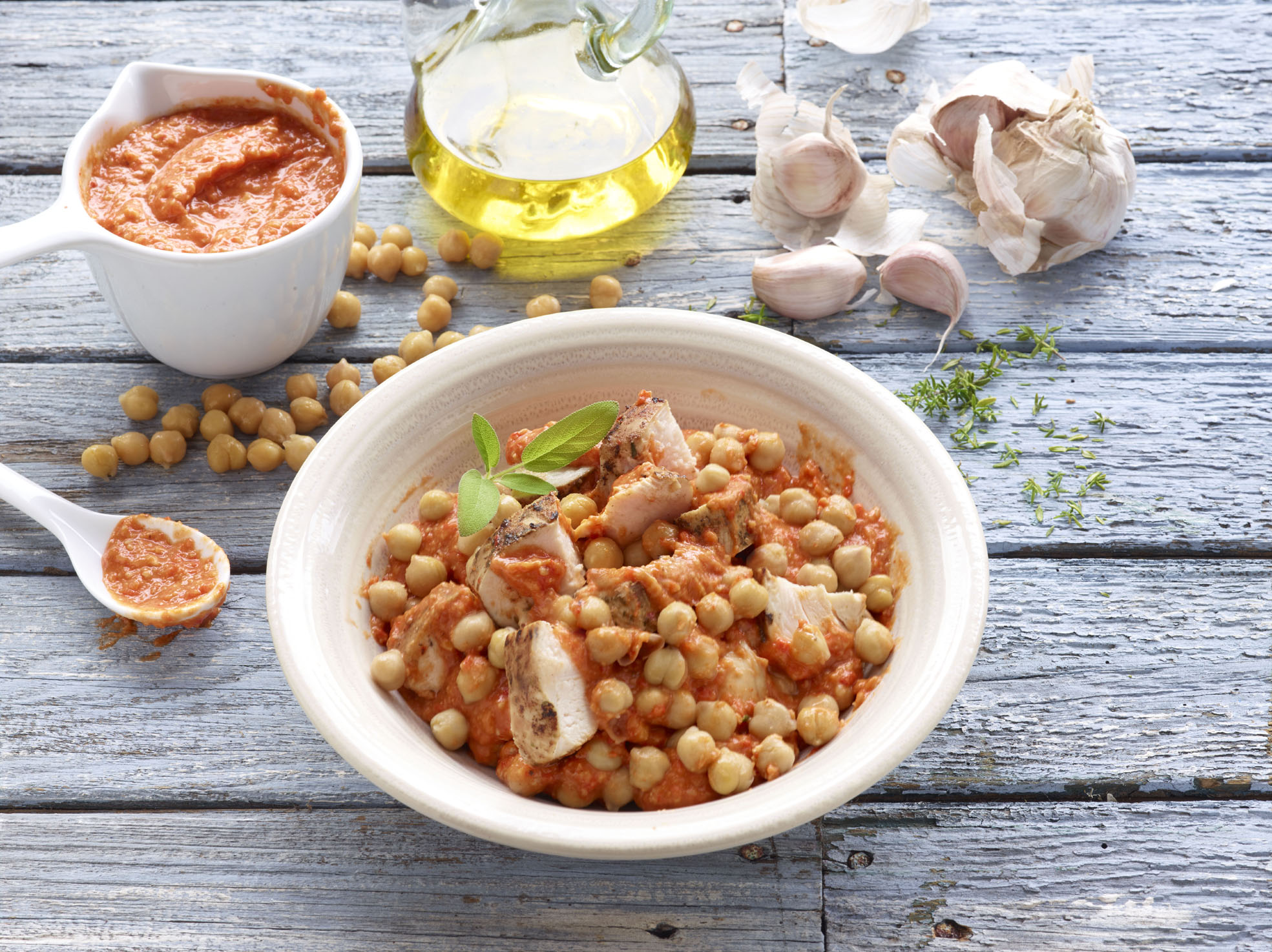 Ensalada de pollo barbacoa con garbanzos y romesco | Nestlé Cocina
