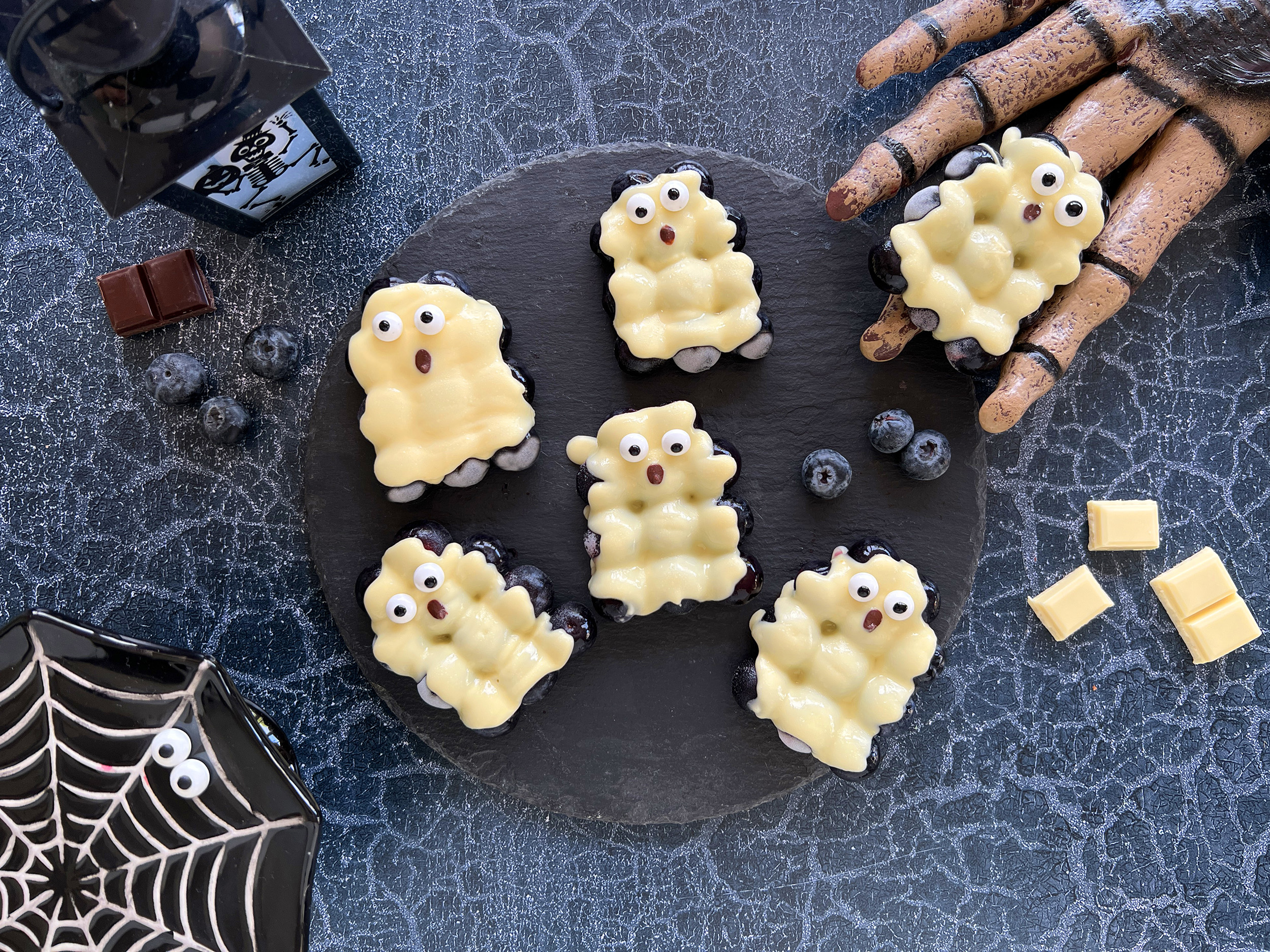 Mini fantasmitas de arándanos y chocolate blanco | Nestlé Cocina
